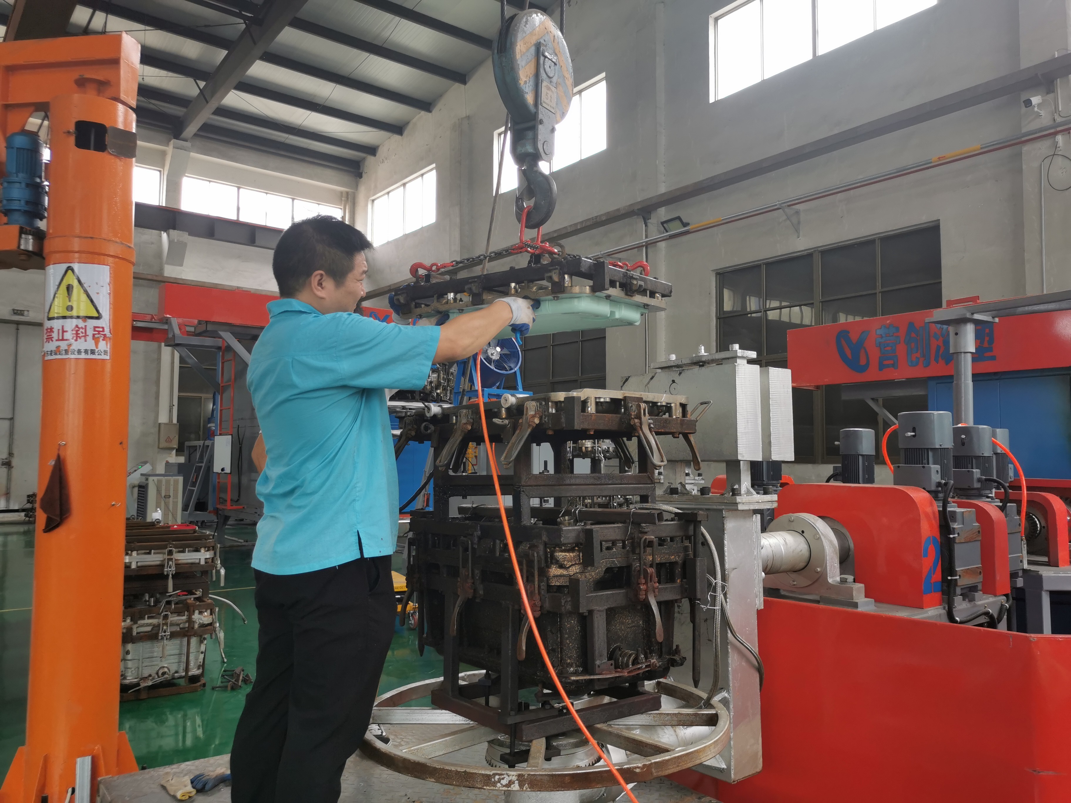 Automatic Carousel Roto Molding Machine For Colourful Cooler Box And ...